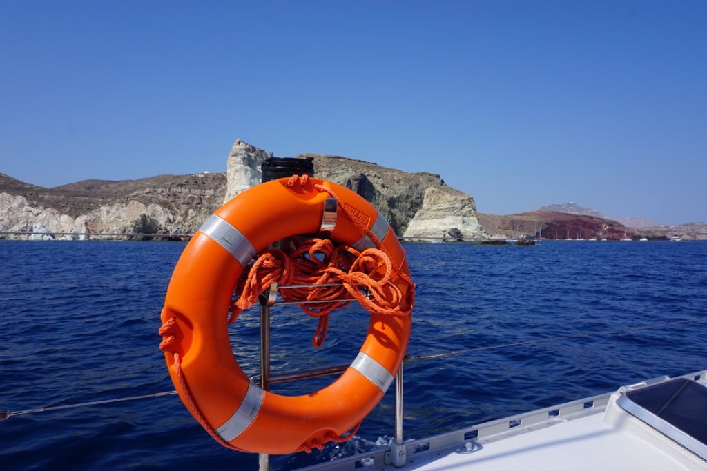 Santorini: Passeio de barco com mergulho, jantar e pôr do sol - Viajonários