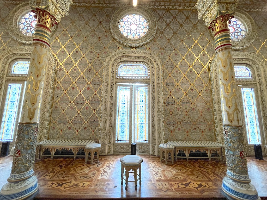 Portugal: Tour guiado no belo Palácio da Bolsa no Porto